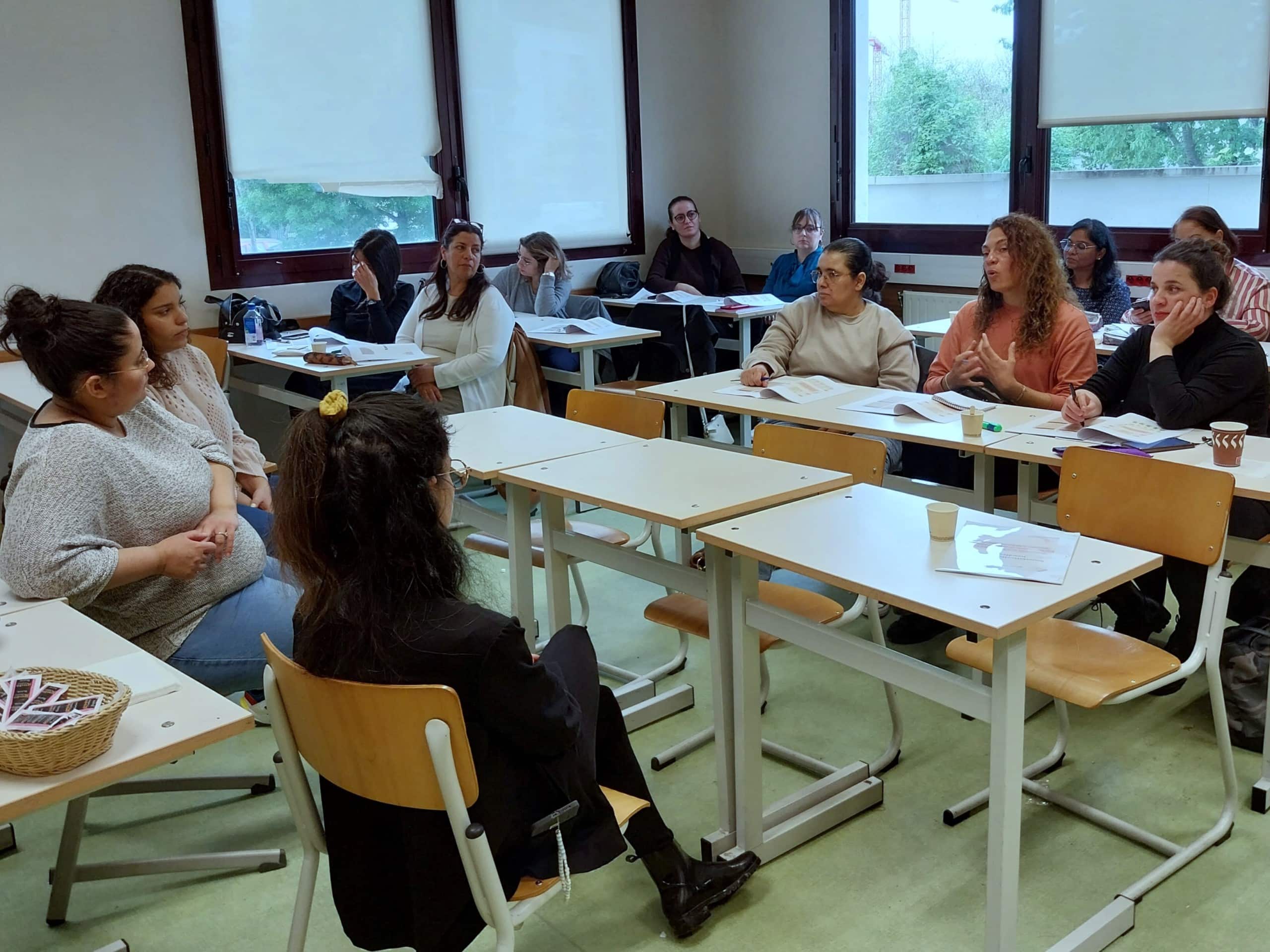 Des formations pour aider les AESH à mieux comprendre les troubles du neurodéveloppement - Vivre ...